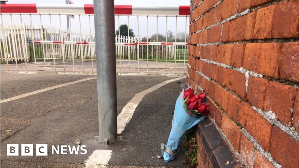 Devon level crossing death: Man was rail worker - BBC News