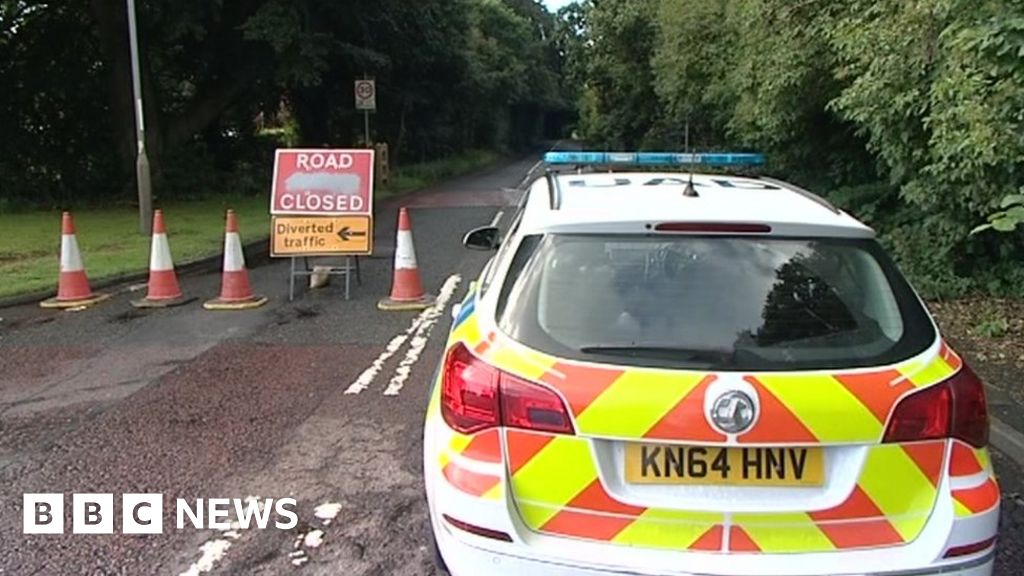 Gateshead crash deaths: Three killed as car and lorry collide - BBC News