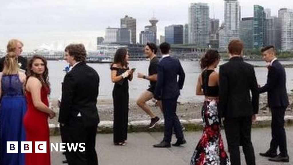 Canada's Justin Trudeau photobombs students' prom picture - BBC News