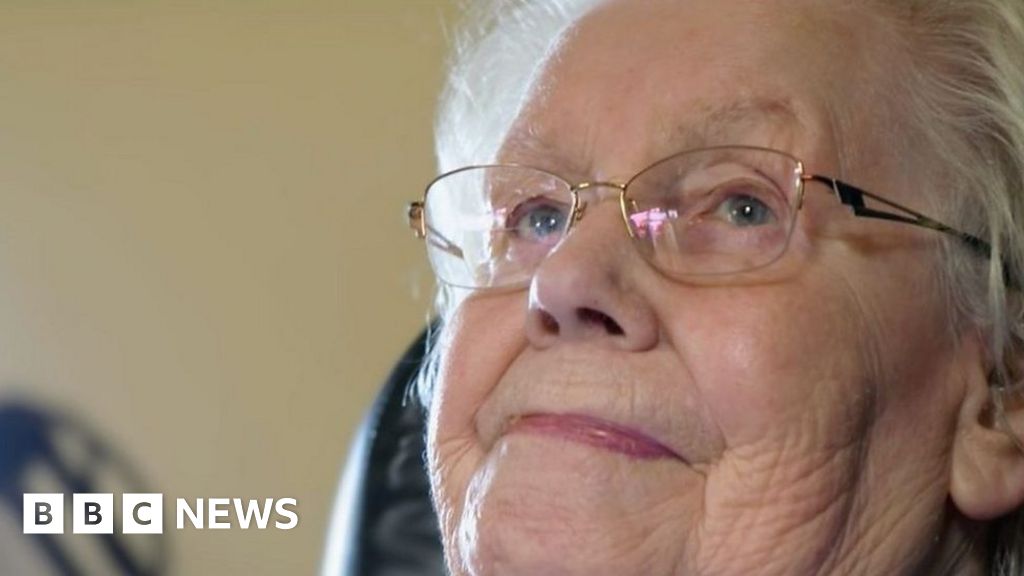 Care at home is 95-year-old Elsie's lifeline - BBC News
