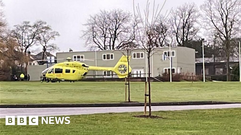 Harrogate crash: Teenage boys seriously injured after car hits wall - BBC News