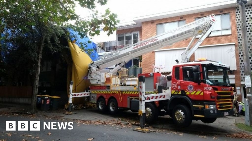 Watch: Hot air balloon crashes into Melbourne rooftops - BBC News