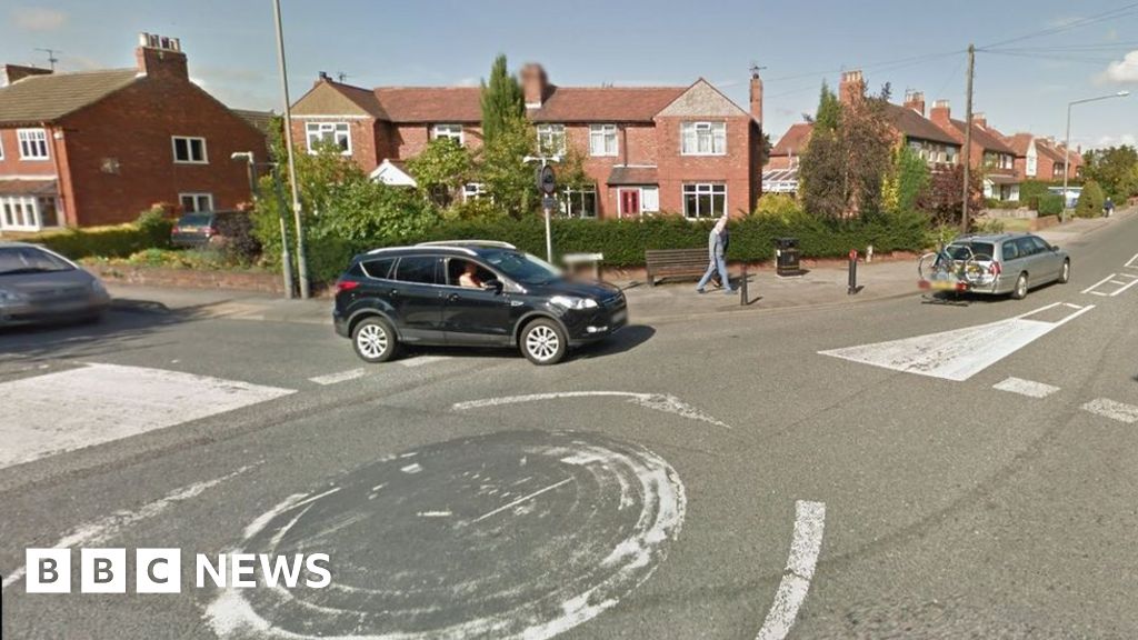 Northallerton: Cyclist dies in roundabout collision - BBC News