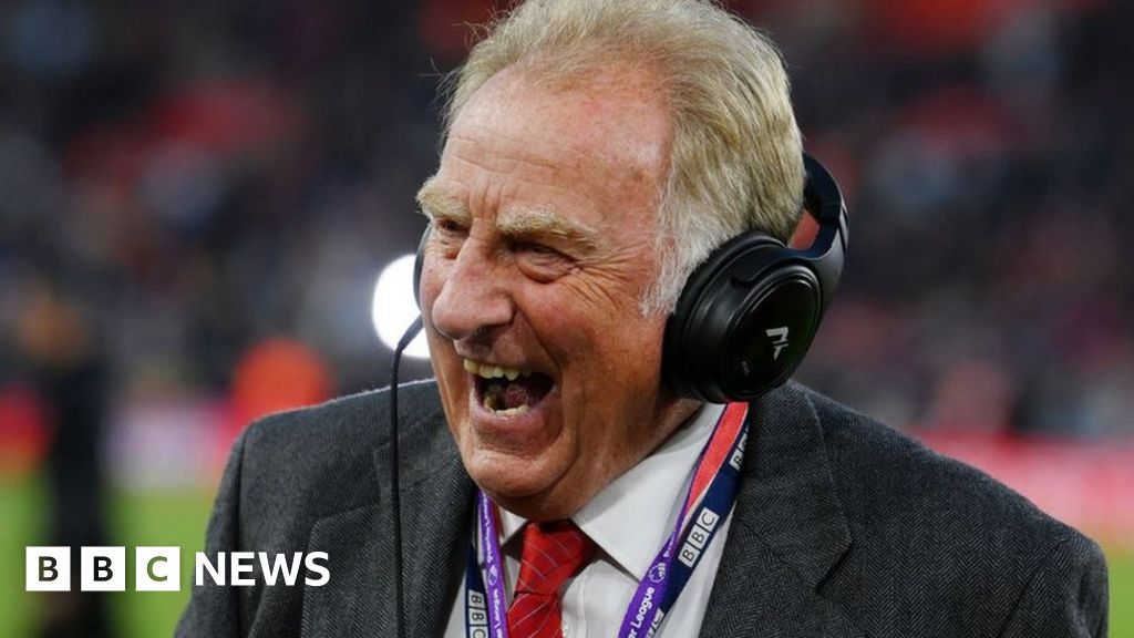 Southampton football pundit Dave Merrington retires - BBC News