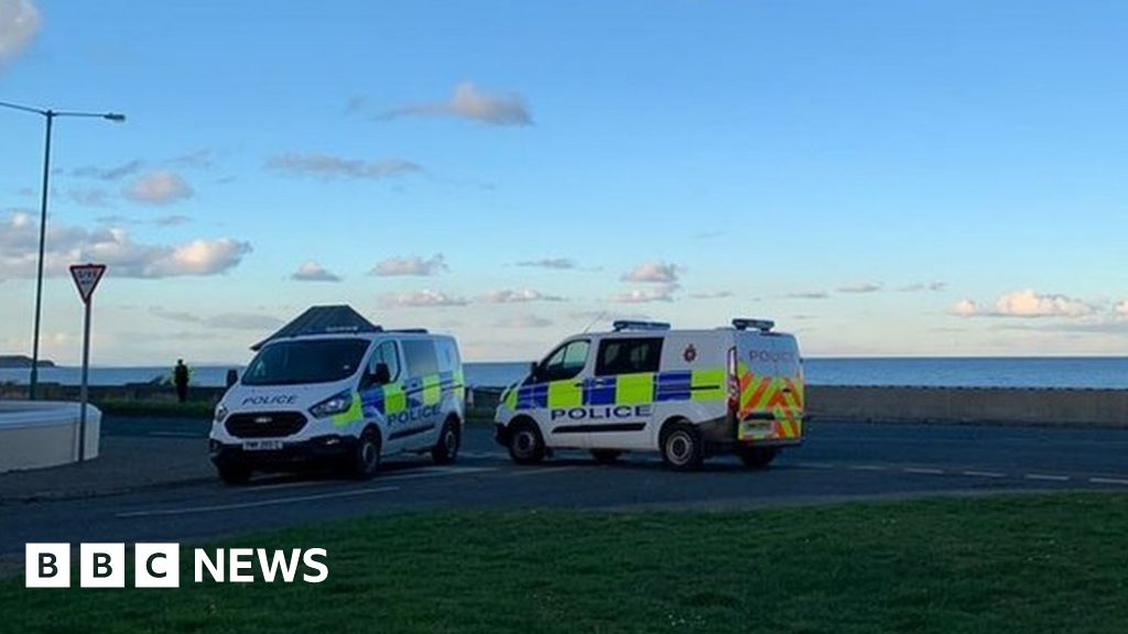 Mooragh Promenade: Unexploded device found on Isle of Man beach - BBC News