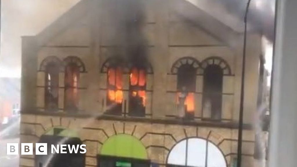 Fire rips through Northampton town centre shop - BBC News