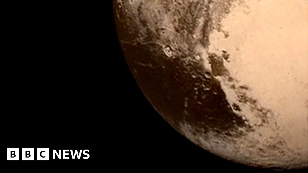 Mission to Pluto: New Horizons probe photographs planet - BBC News