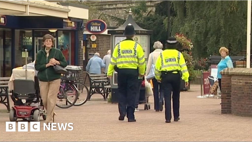 Sussex Police will 'lose public trust' over new PCSO roles - BBC News
