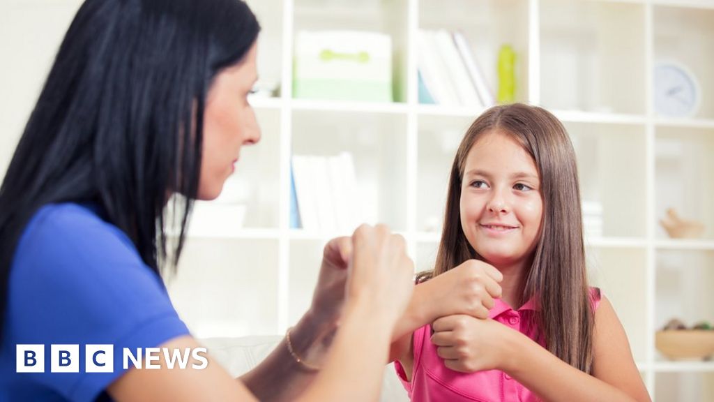 Deaf children fall behind at school, says charity - BBC News