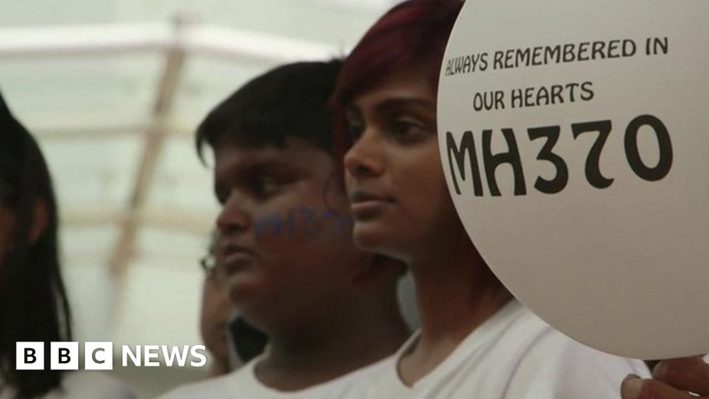 Families mark anniversary of MH370 disappearance - BBC News