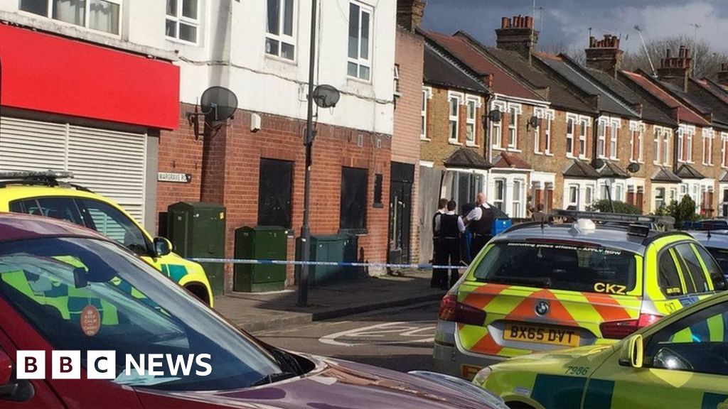Harrow 'stabbing': Man found injured in street dies - BBC News