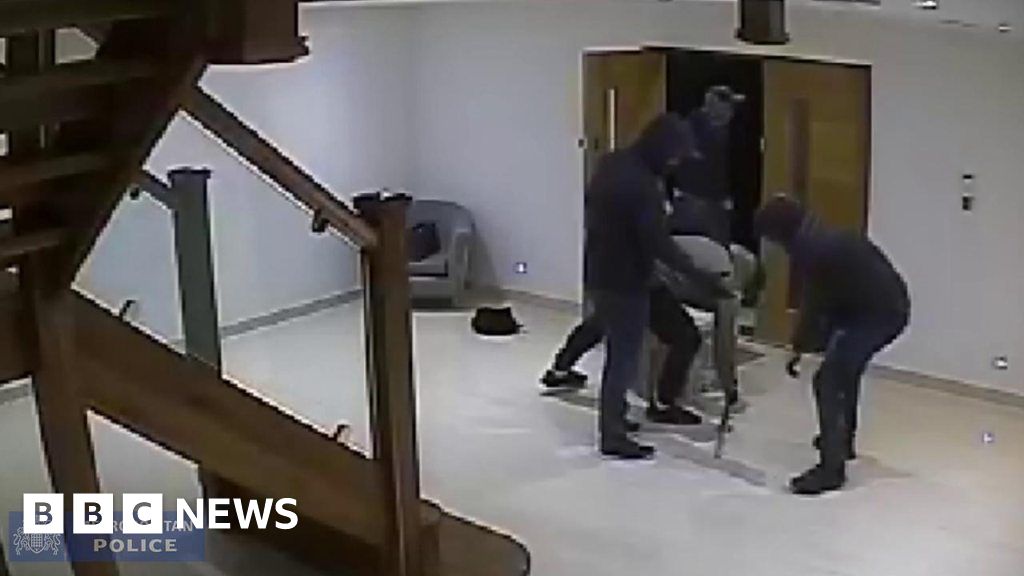 CCTV shows gang stealing safe from London suburban home - BBC News