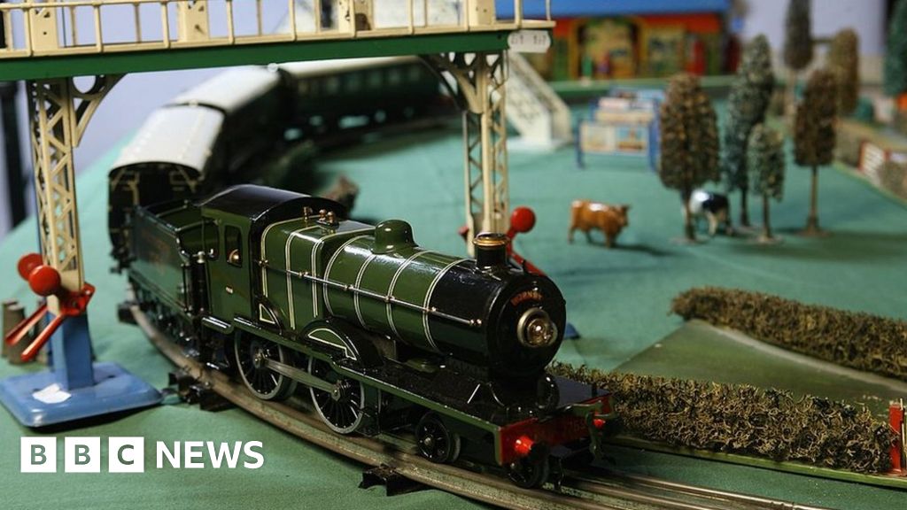 Hornby to cut number of toys in turnaround bid - BBC News