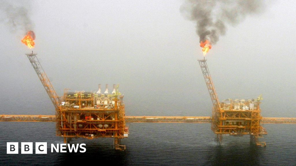 Oil industry faces boom-and-bust, warns IEA energy group - BBC News