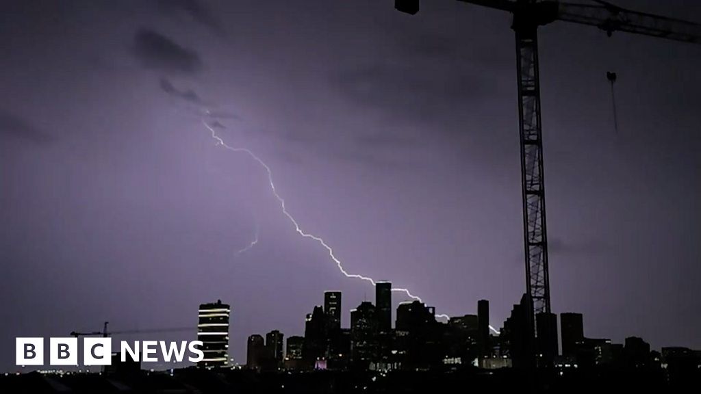 Spectacular lightning bolts illuminate Houston sky - BBC News
