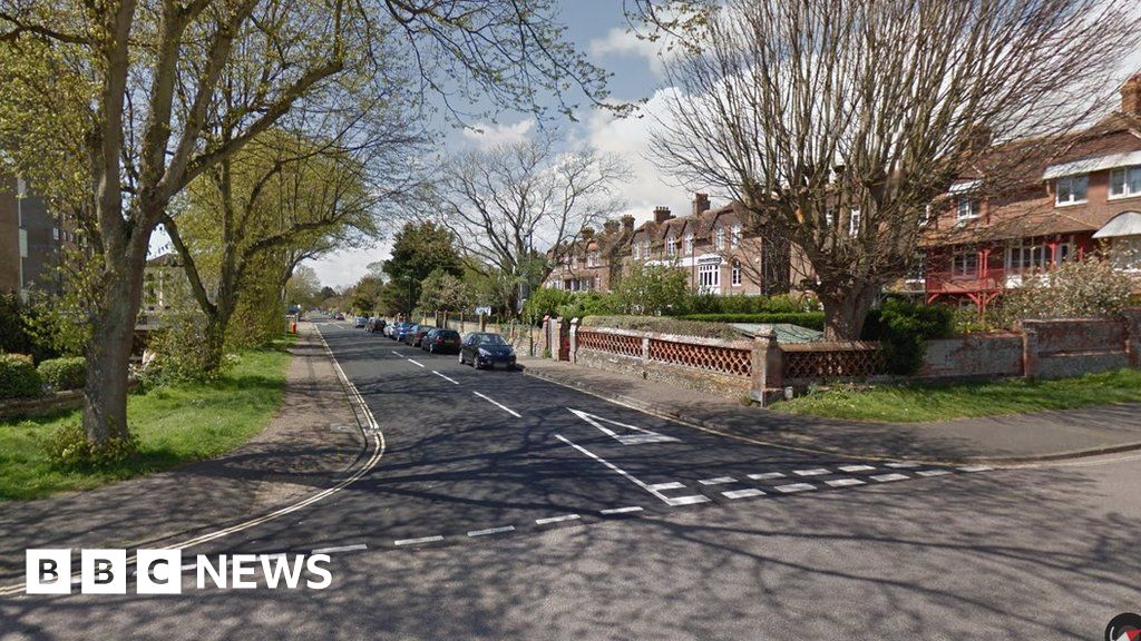 Littlehampton murder probe launched after fight death - BBC News