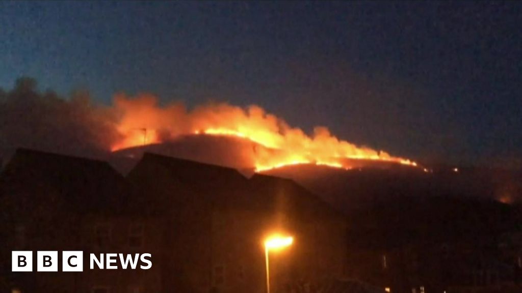 Large fire breaks out on Stalybridge moorland - BBC News