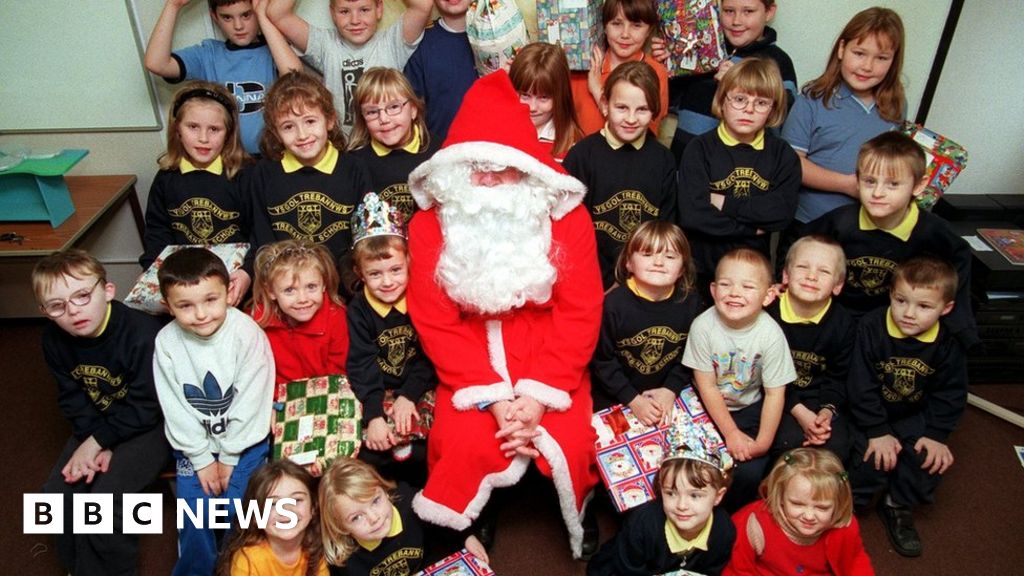 Thousands donate children's presents in Christmas appeal - BBC News