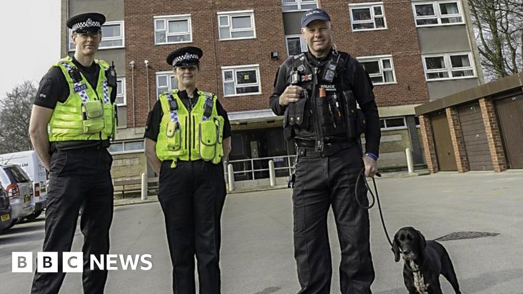 Police ban 'uninvited visitors' to Leeds West Park flats - BBC News