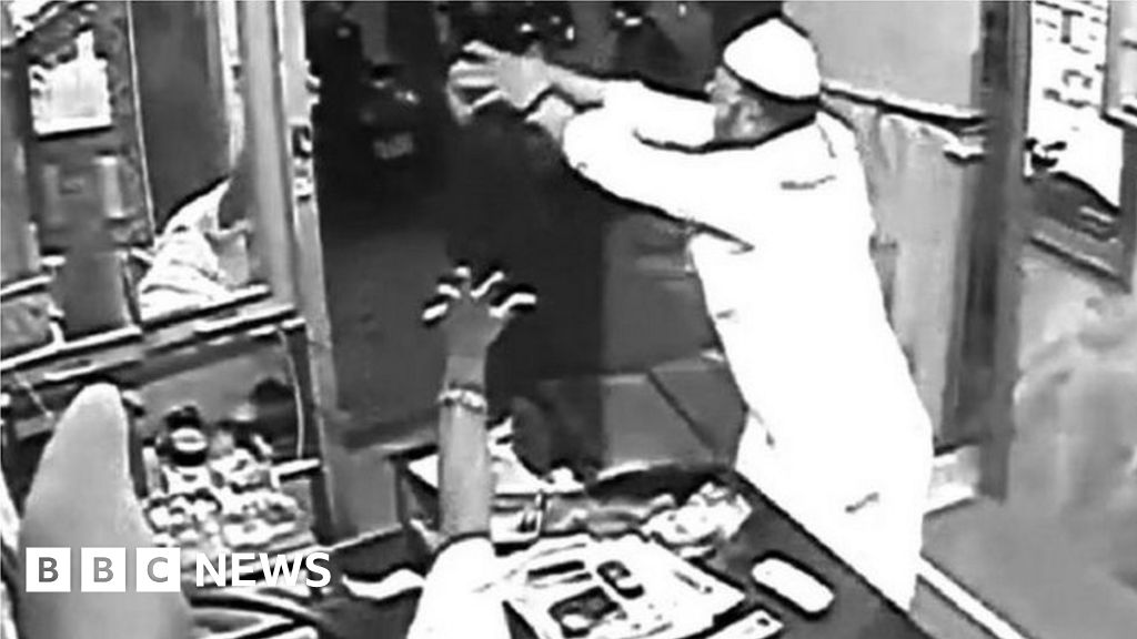 India man saves shopkeeper from sword attack - BBC News