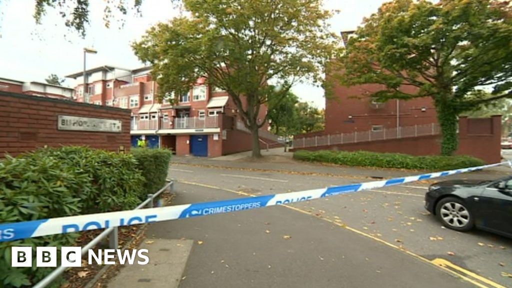Man shot in arm and six arrested in Birmingham raid - BBC News