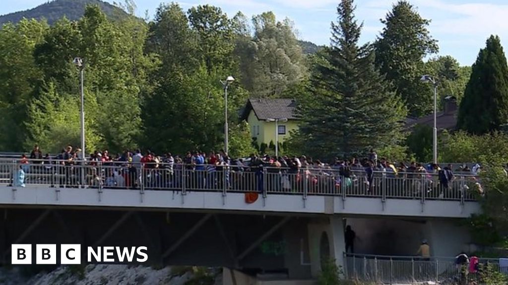 Migrant crisis: Record numbers arrive in Germany - BBC News