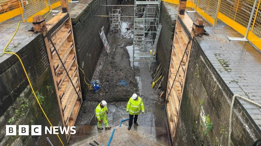 Nottingham: Rare chance to see drained lock as gates replaced - BBC News