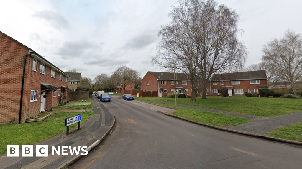 Woman dies after Eastleigh crash - BBC News