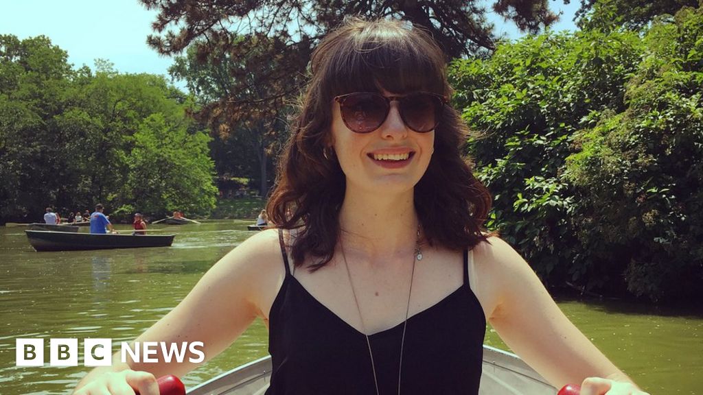 Anorexia: 'I needed therapy not just a food plan' - BBC News