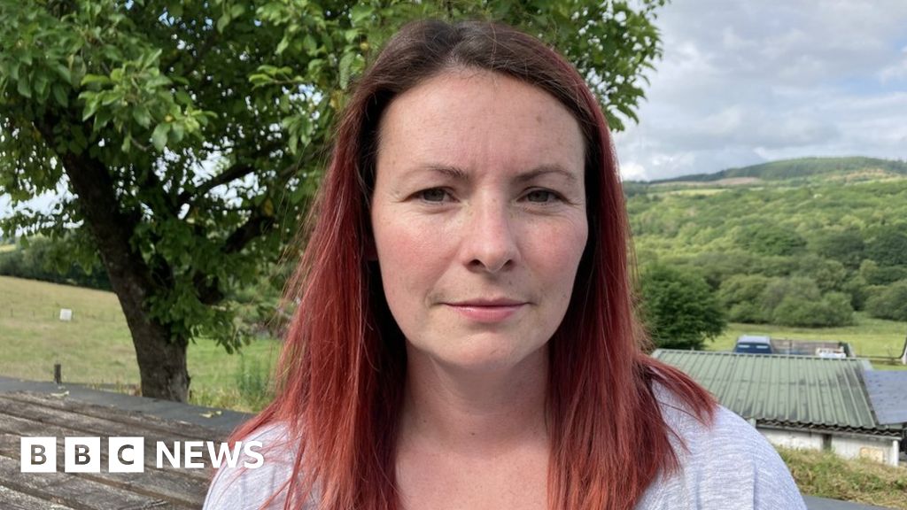Migraine: Ceredigion woman says condition controls her life - BBC News