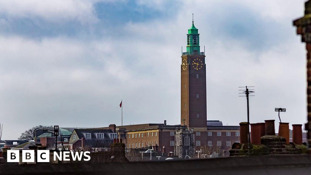 Norwich City Hall scaffolding time-lapse footage - BBC News