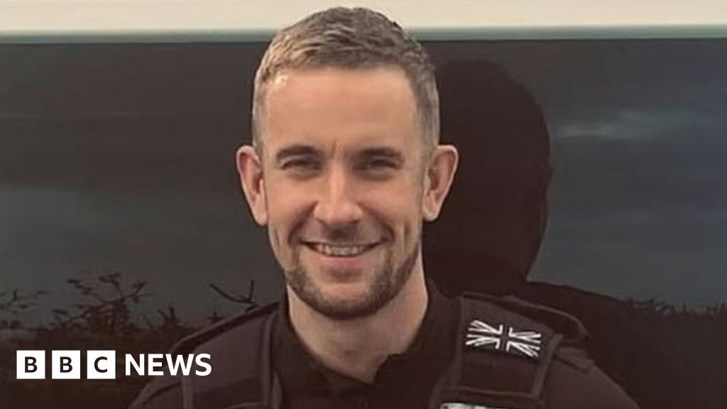 Nottingham: Award for 'hero' officer who saved two from River Trent ...