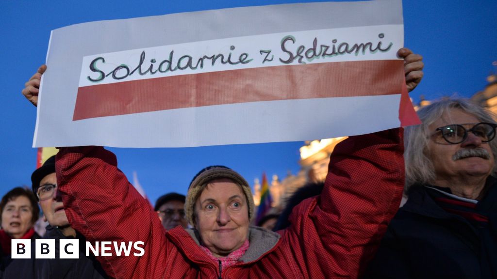 Poland: Thousands rally to support country's judges