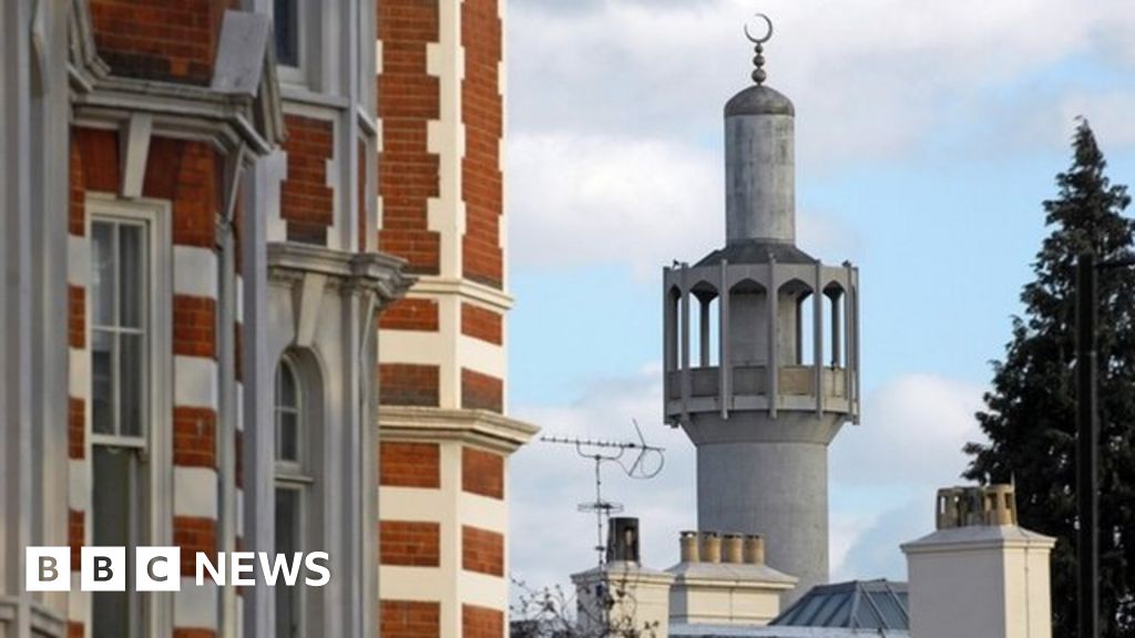British Muslims open doors to mosques to 'demystify' them - BBC News