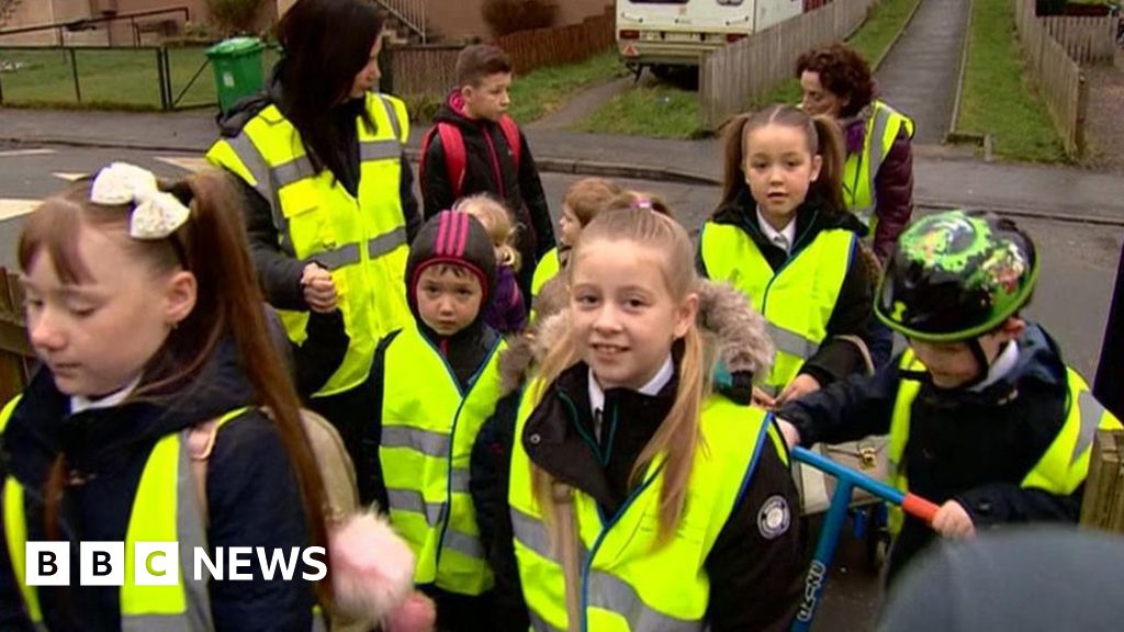 School walking bus tackles lateness and absenteeism - BBC News