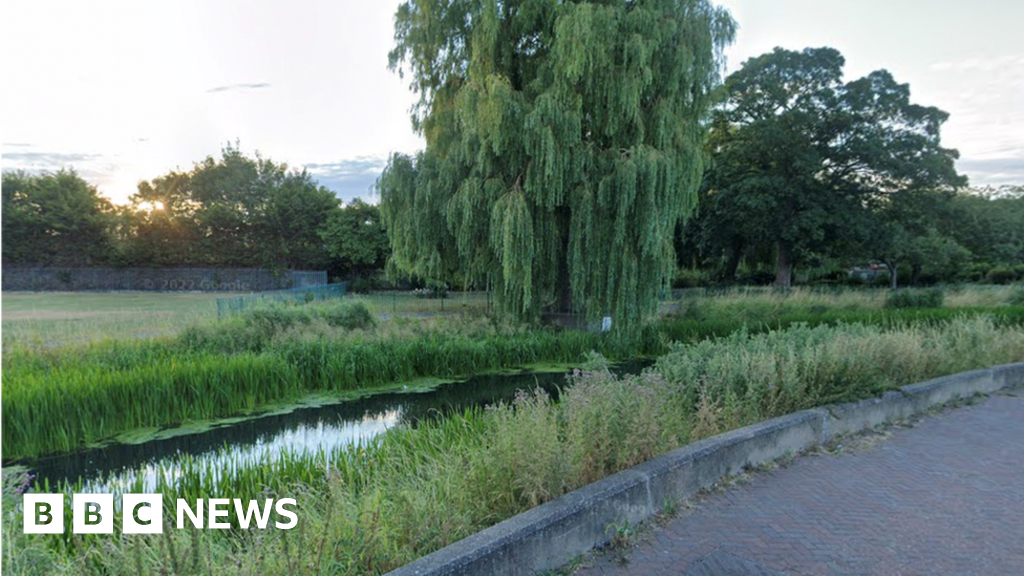 Grimsby river death not being treated as suspicious - police - BBC News