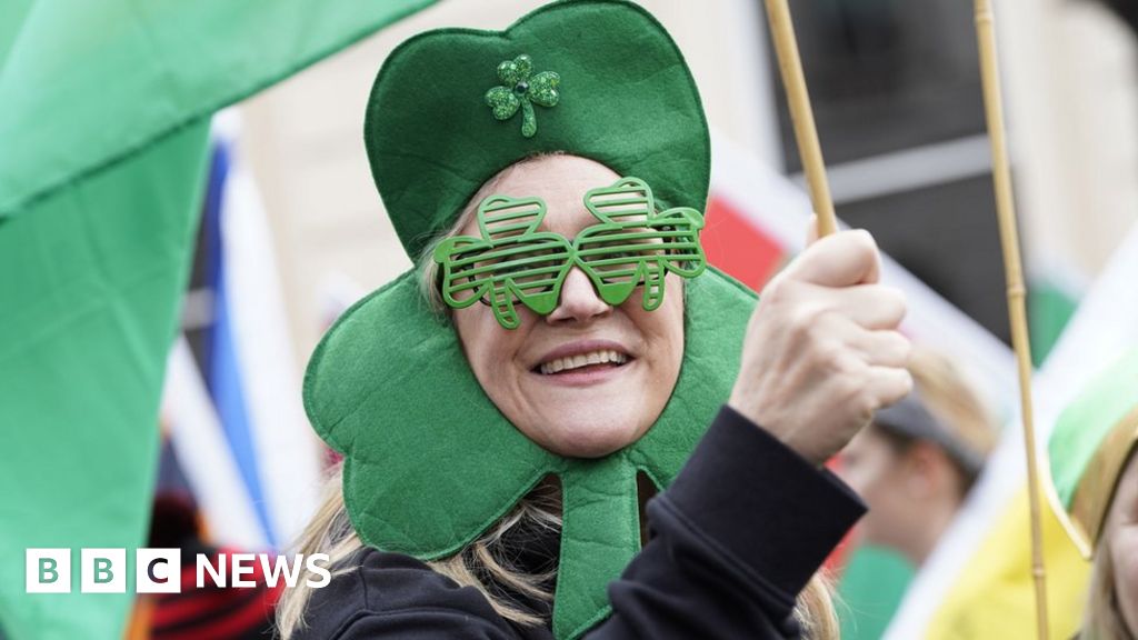 London turns green for St Patrick's Day parade - BBC News