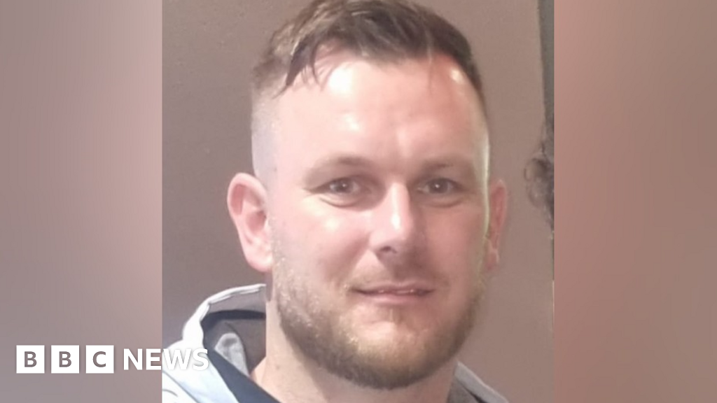 Police name Harry Hull-Merrick in Severn search for missing man - BBC News