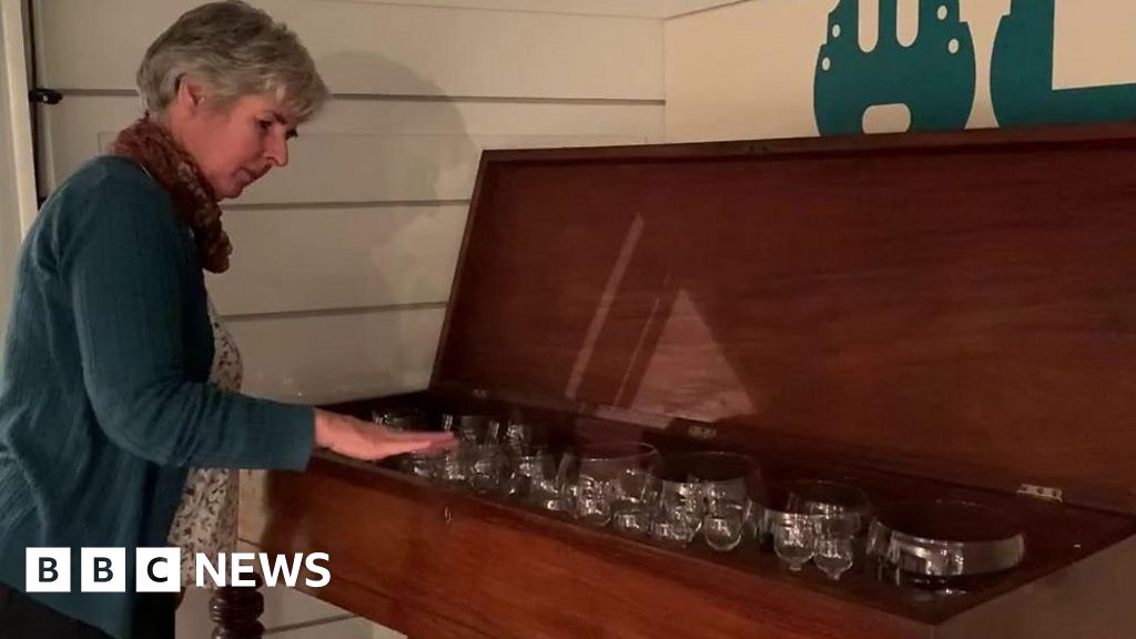 Antique glass harp showcased in Leeds music exhibition - BBC News