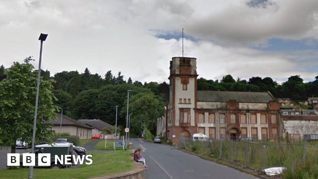 Safety warning over derelict Hawick mill building - BBC News