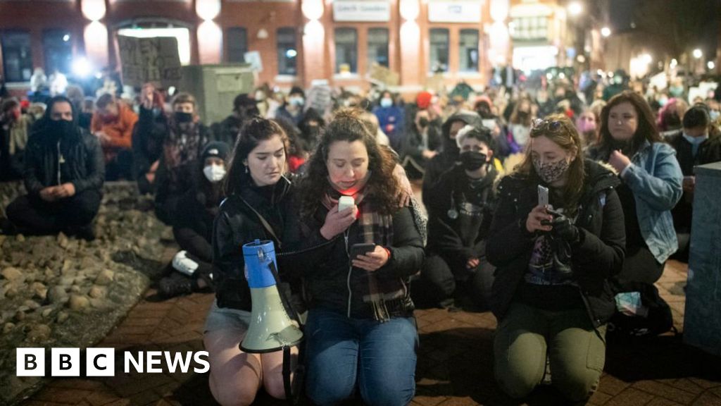 Sarah Everard: Hundreds at Cardiff protest after death - BBC News
