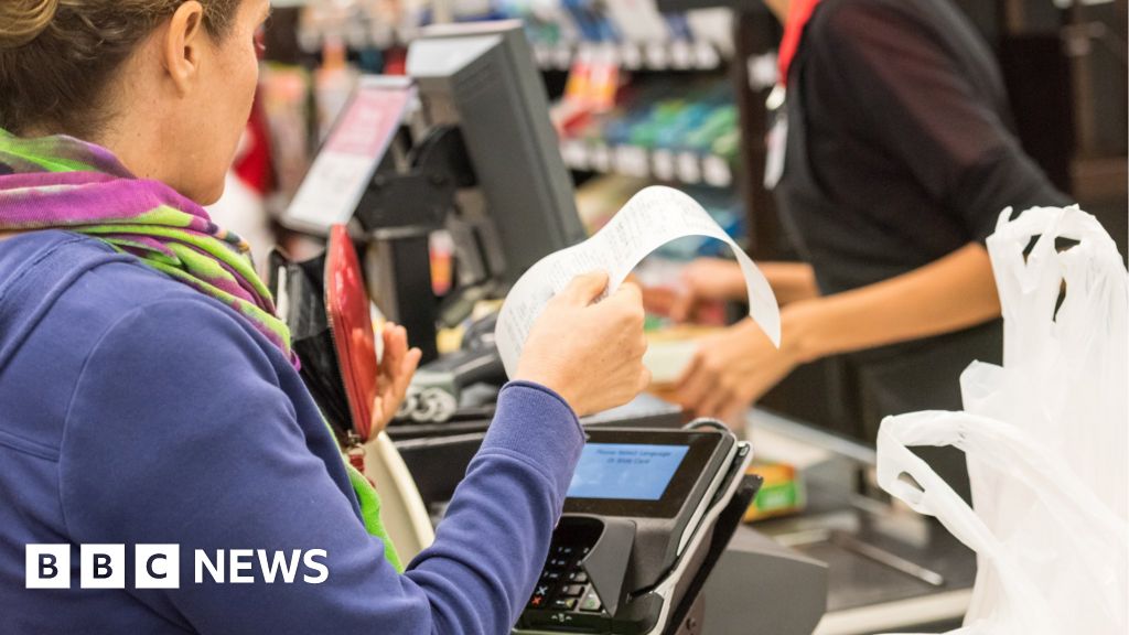 Shop violence: 'I have never seen that much blood' - BBC News