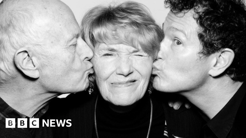 Swindon Alzheimer's singing group stars in Tony Christie music video ...