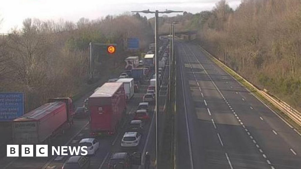 Newport M4 Crash: Motorway shut in both directions - BBC News