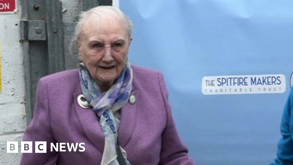 Spitfire factory plaque unveiled by former worker - BBC News