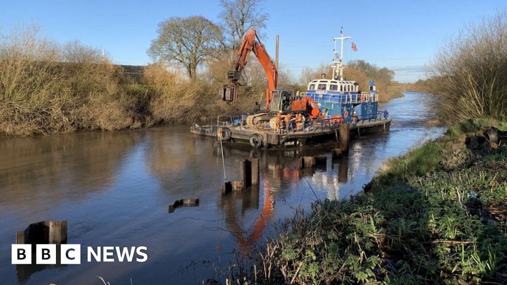 Airmyn flood defence scheme to protect 170 home complete - BBC News