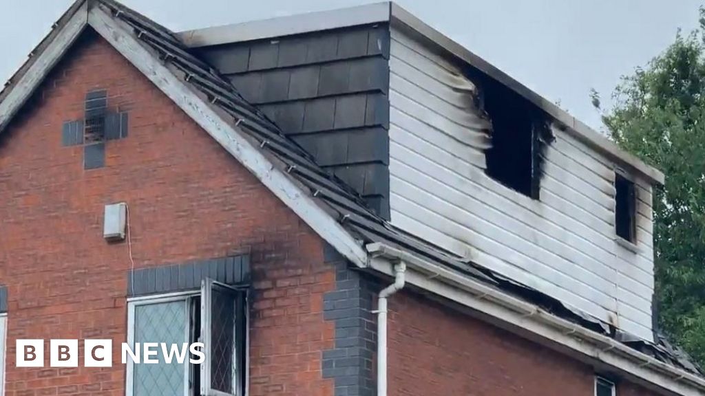 Kirklees house fire: Family jumps from windows in arson attack - BBC News