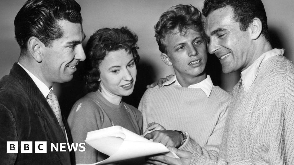 Ruby Murray commemorated with Belfast blue plaque - BBC News