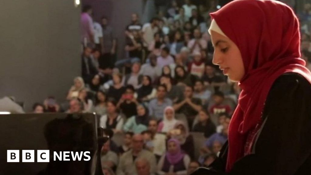 Gaza Strip's only concert grand piano makes music again - BBC News