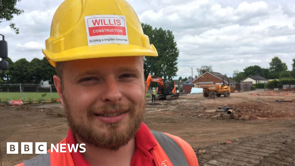 Deaf construction worker's 'demoralising' job hunt - BBC News